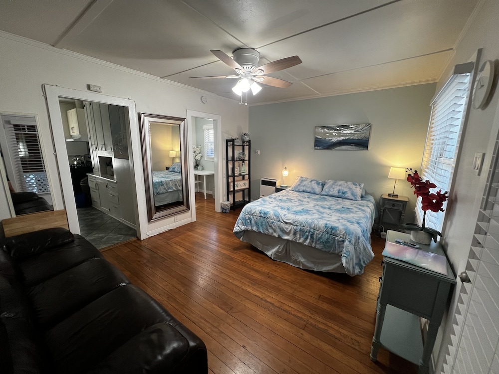 Cute Tropical Beach Studio Walk To Ocean And All! - Cypress, CA