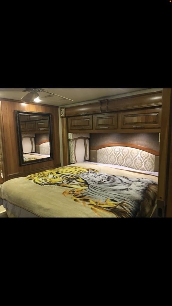 Your Vacation In Style! Enjoy Your Family On The Road With Comfort & Class!! -