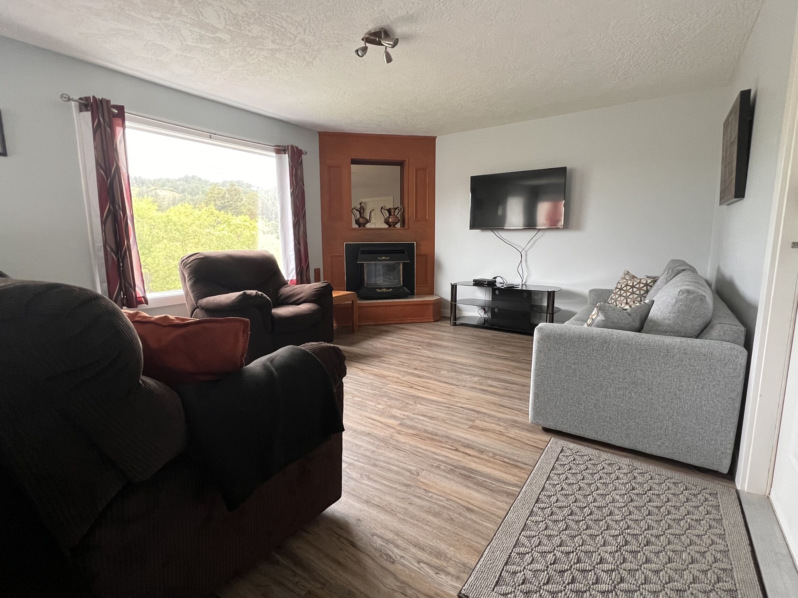 Newly Renovated Home / On Quiet Nature Sanctuary - Langford