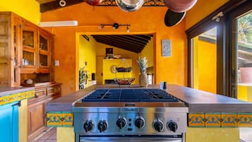 Villa (5 Bedrooms) | Cozinha privada | Um micro-ondas, um forno, uma placa de cozinha, uma cafeteira/bule