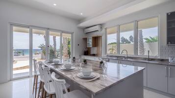 Vila (6 Bedrooms) | Cozinha privada | Micro-ondas, fogão, cooktop, cafeteira/chaleira