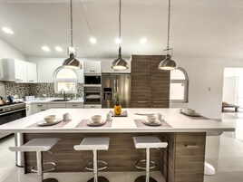Casa (4 Bedrooms) | Cozinha privada | Um micro-ondas, um forno, uma placa de cozinha, uma cafeteira/bule 