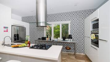 Villa (5 Bedrooms) | Cozinha privada | Um micro-ondas, um forno, uma placa de cozinha, uma cafeteira/bule