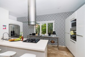 Villa (5 Bedrooms) | Cozinha privada | Um micro-ondas, um forno, uma placa de cozinha, uma cafeteira/bule 