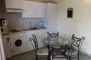Apartamento | Cozinha privada | Um frigorífico, um micro-ondas, um forno, uma placa de cozinha 