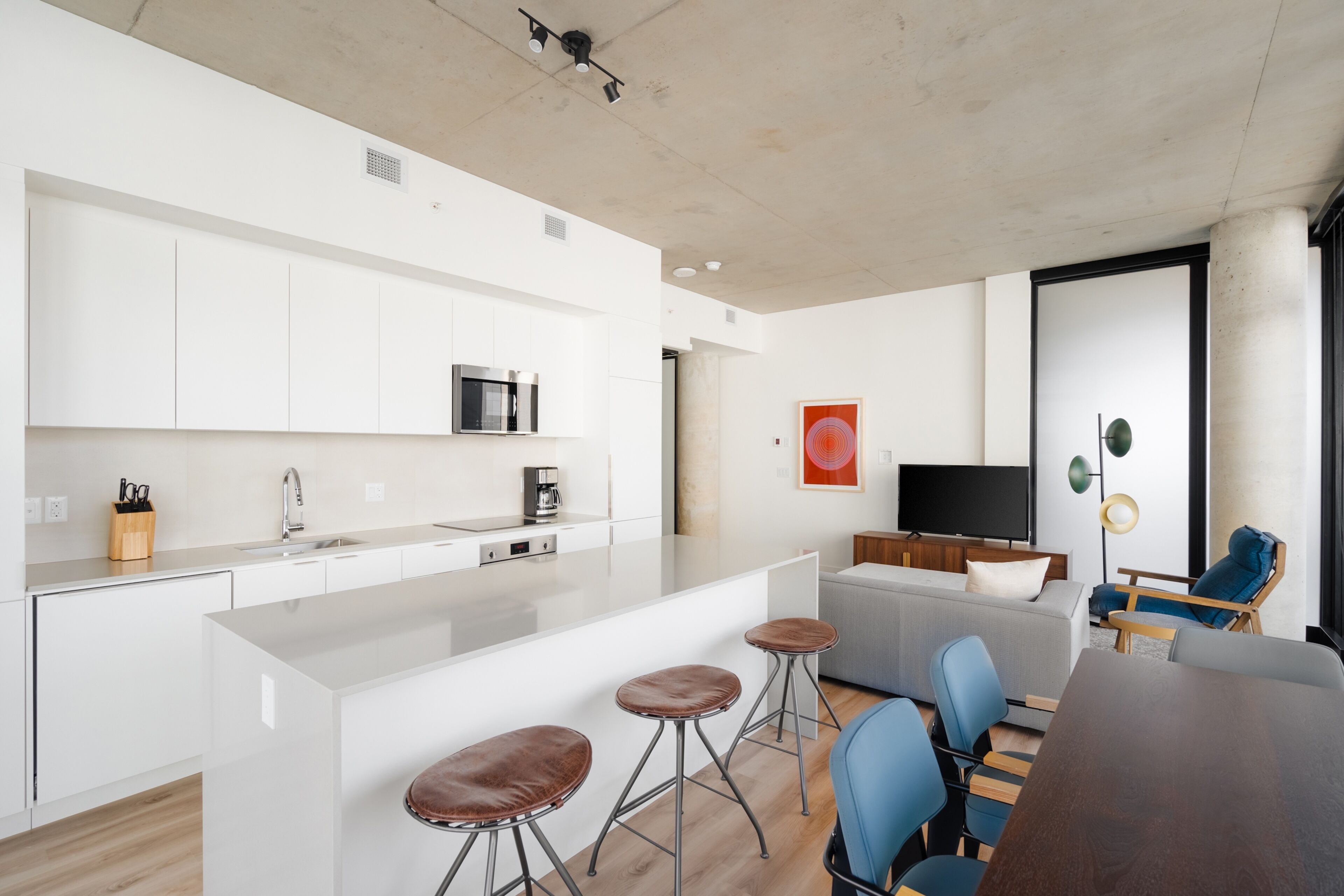 Apartamento presidencial | Cozinha privada | Geladeira grande, fogão, chaleira elétrica