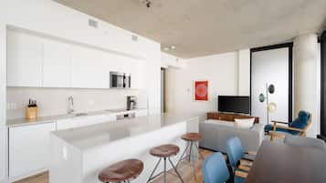 Apartamento presidencial | Cozinha privada | Geladeira grande, fogão, chaleira elétrica