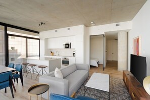 Apartamento Presidencial | Sala de estar | Televisor de ecrã plano de 40 polegadas com canais digitais, televisor 