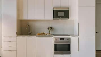 Apartamento Executivo | Cozinha privada | Um frigorífico/congelador grande, um forno, uma chaleira elétrica