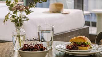 Estúdio Cidade | Sala de estar | Televisor de ecrã plano de 40 polegadas com canais digitais, televisor