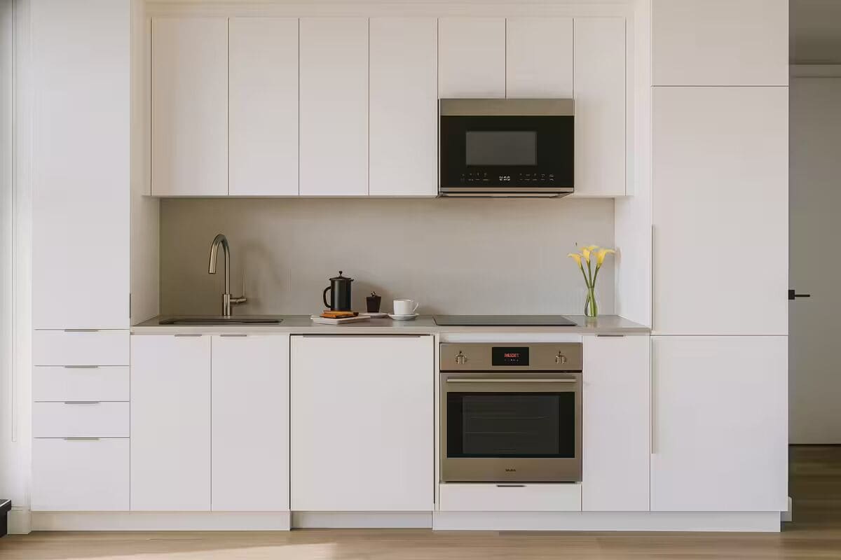 Geladeira grande, fogão, chaleira elétrica