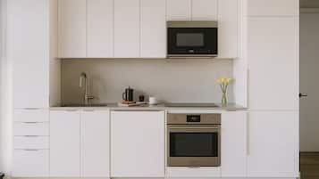 Geladeira grande, fogão, chaleira elétrica