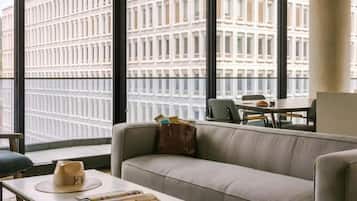 Apartamento Presidencial | Sala de estar | Televisor de ecrã plano de 40 polegadas com canais digitais, televisor