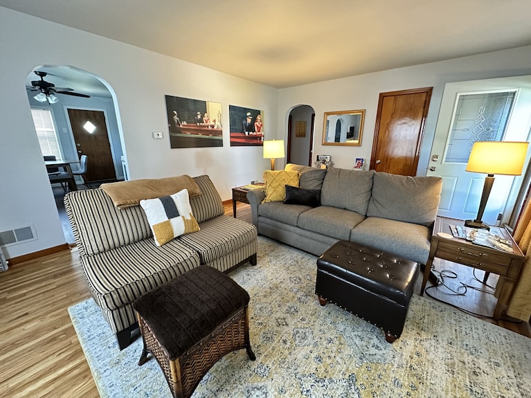 3 Bdr Home -Fenced Yard - 10 Mins To Starved Rock! - 스탠다드