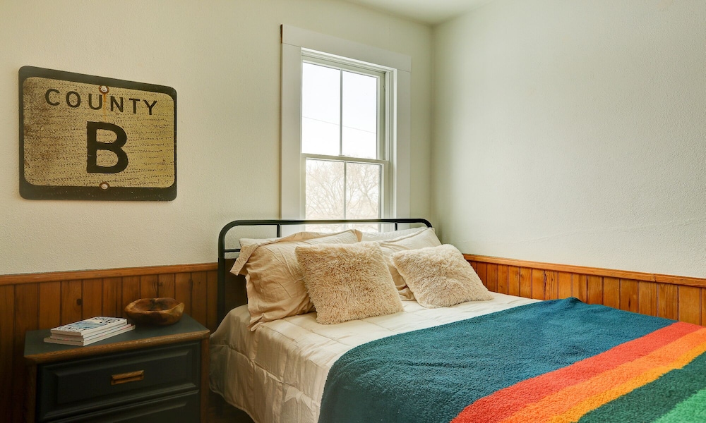 Gorgeous Newly Renovated Farmhouse On 26 Private Acres - Cottage Grove, MN