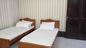 Quarto duplo standard | Ferros/tábuas de passar roupa, Wi-Fi de cortesia, roupa de cama
