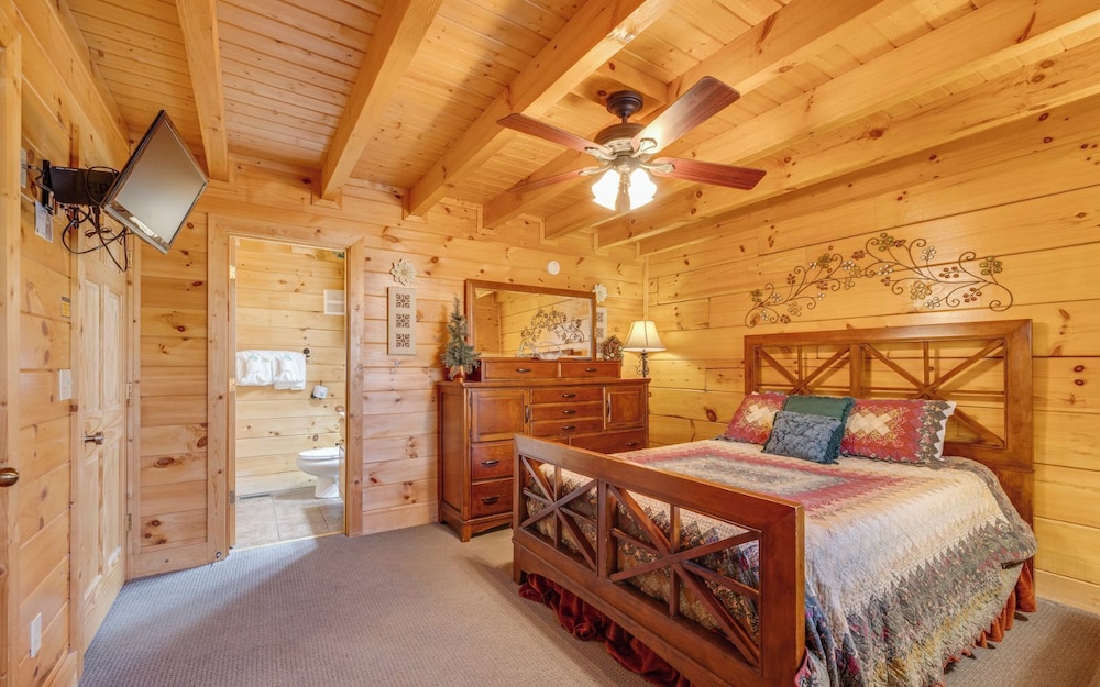 Enchanted Forest - Seasonal Mountain Views, Community Pool & Hot Tub - Pigeon Forge, TN