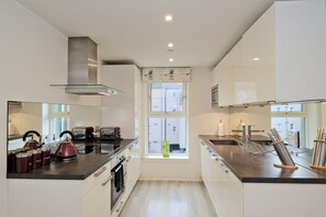 Apartamento Comfort (2 Bedrooms) | Cozinha privada | Um frigorífico/congelador grande, um micro-ondas, um forno 