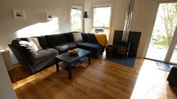 Chalé conforto | Área de estar | Smart TV 60 polegadas com canais via satélite, TV, Netflix