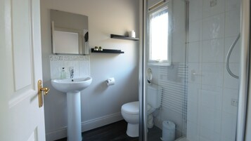 Chalé conforto | Banheiro | Chuveiro, toalhas de banho, sabonete, papel higiênico