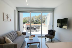 Apartamento Deluxe | Sala de estar | Televisor