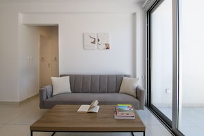 Apartamento Deluxe | Sala de estar | Televisor