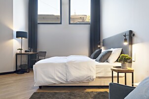 Minibar, secretária, quartos insonorizados, Wi-fi grátis 