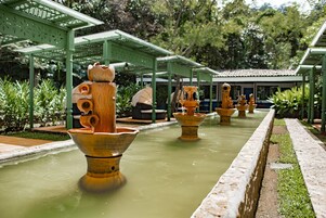 Terraço com espreguiçadeiras