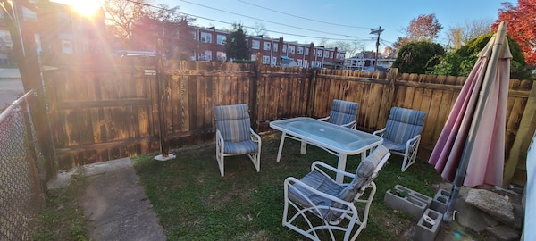 Lovely 3 Bedroom Unit ,Safe And Quiet Neighborhood . Full Kitchen Setup - Trenton, NJ