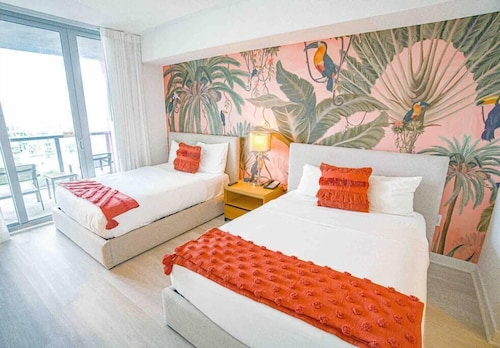 5-min From Beach • Artsy Studio With Ocean Views! - Aventura, FL