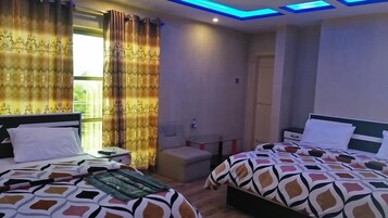 Quarto triplo executivo | Wi-Fi de cortesia, roupa de cama