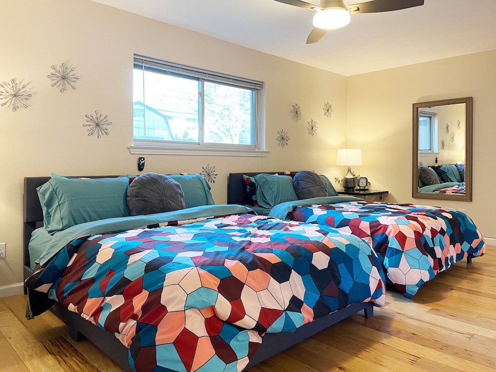 Pets Welcome! Hot Tub, Games, Backyard, Free Wine, Wifi, 4 Tvs - Richardson, TX