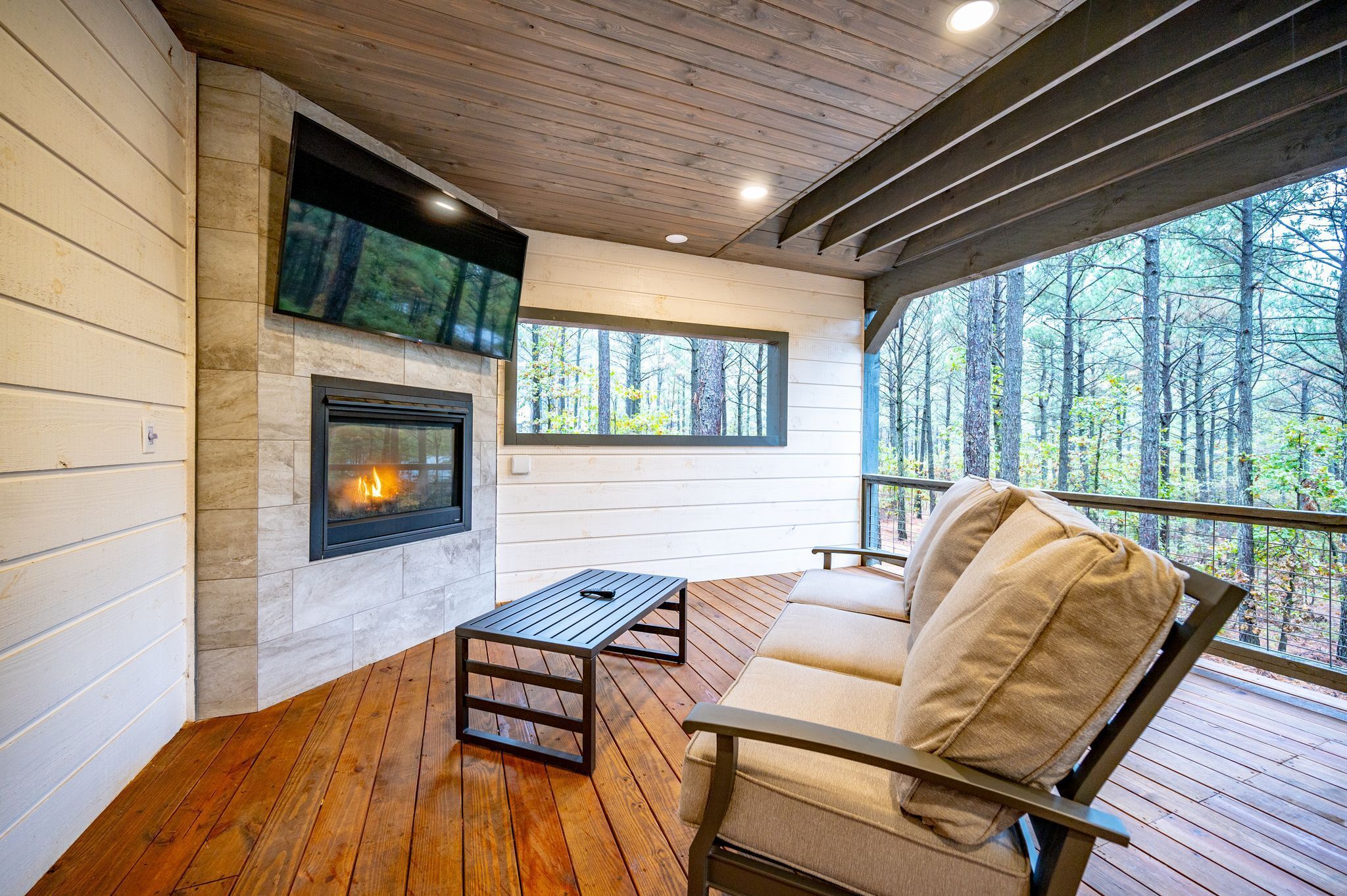 The Hiatus- Leave Your Troubles Behind! 2 Bed/2 Bath Modern Farmhouse - Hochatown, OK