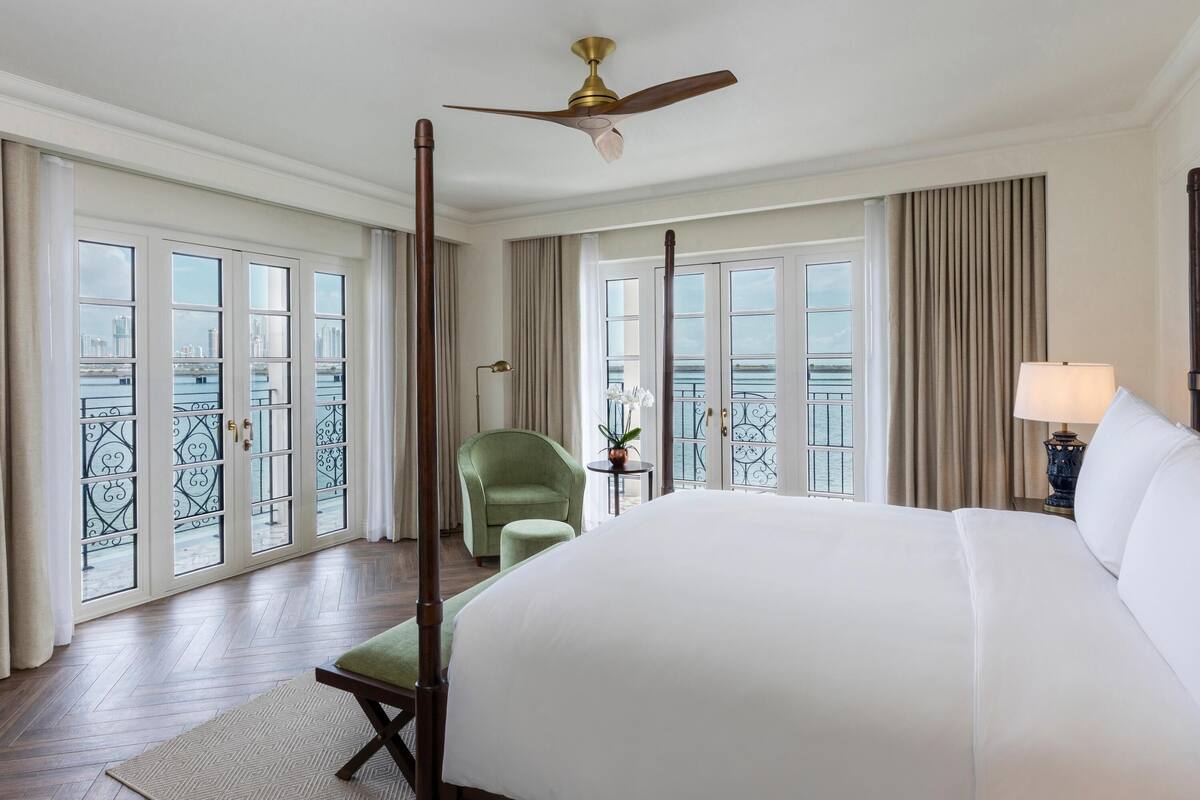 Legendary 1 Bedroom Suite King, Ocean Front | Roupa de alta qualidade, edredões de penas, camas de colchão pillowtop 