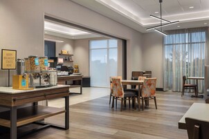 Café da manhã com buffet grátis todos os dias