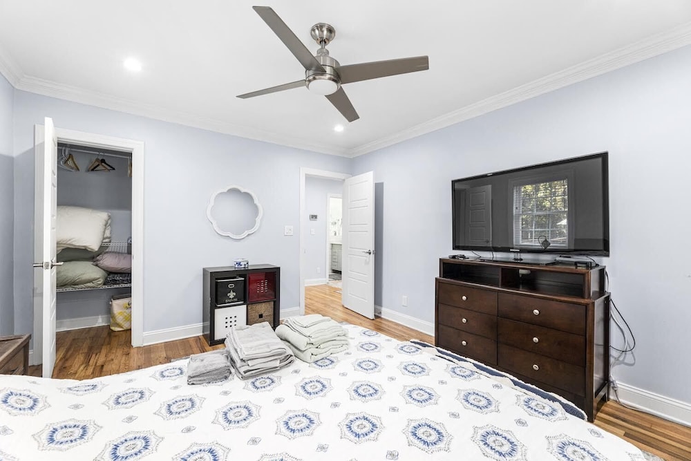 Cheerful , Fully Renovated Home , Close To Everything - Buckhead, GA