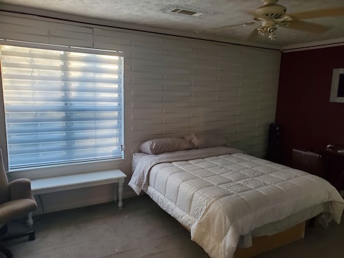 2 Bedroom 2.5 Bath Townhome - Smyrna, GA