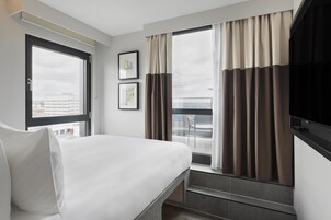 Quarto, 1 cama queen-size, varanda | Cofre no quarto, quartos insonorizados, ferro/tábua de engomar 