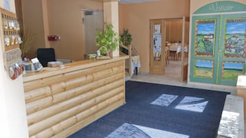 Roupas de cama premium, escrivaninha, espaço de trabalho para notebook