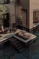 Suíte design, acesso à piscina | Roupas de cama premium, cofres nos quartos, escrivaninha