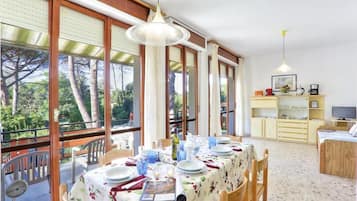 Apartamento, 2 quartos, varanda, vista para o jardim | Sala de jantar