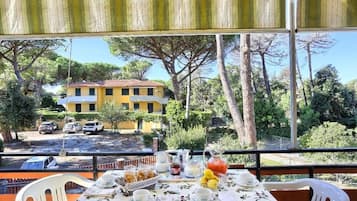 Apartamento, 2 quartos, varanda, vista para o jardim | Terraço/pátio interior