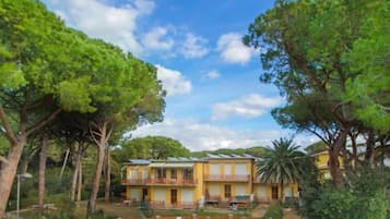 Apartamento, 2 quartos, varanda, vista para o jardim | Fachada do alojamento