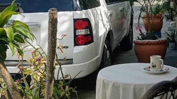 Apartamento, 1 quarto, para fumantes, sacada | Estacionamento | Estacionamento grátis sem manobrista