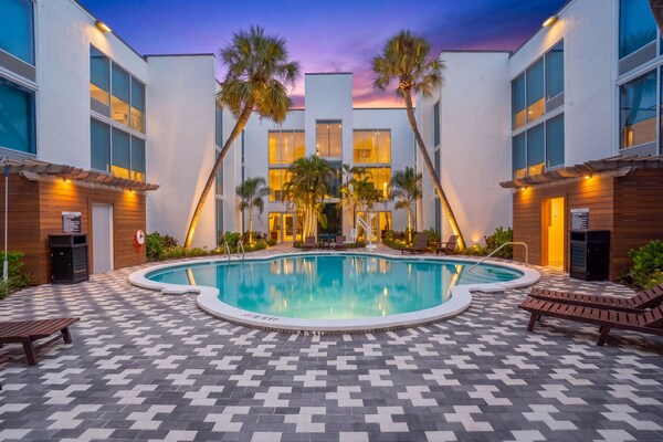 Tropical Palms Hotel - Pinellas Park