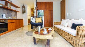 Uma sala de estar moderna com um sofá de madeira, uma cadeira suspensa e uma mesa de centro.