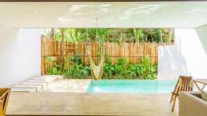 Uma área de piscina interna moderna com vista clara para vegetação exuberante.