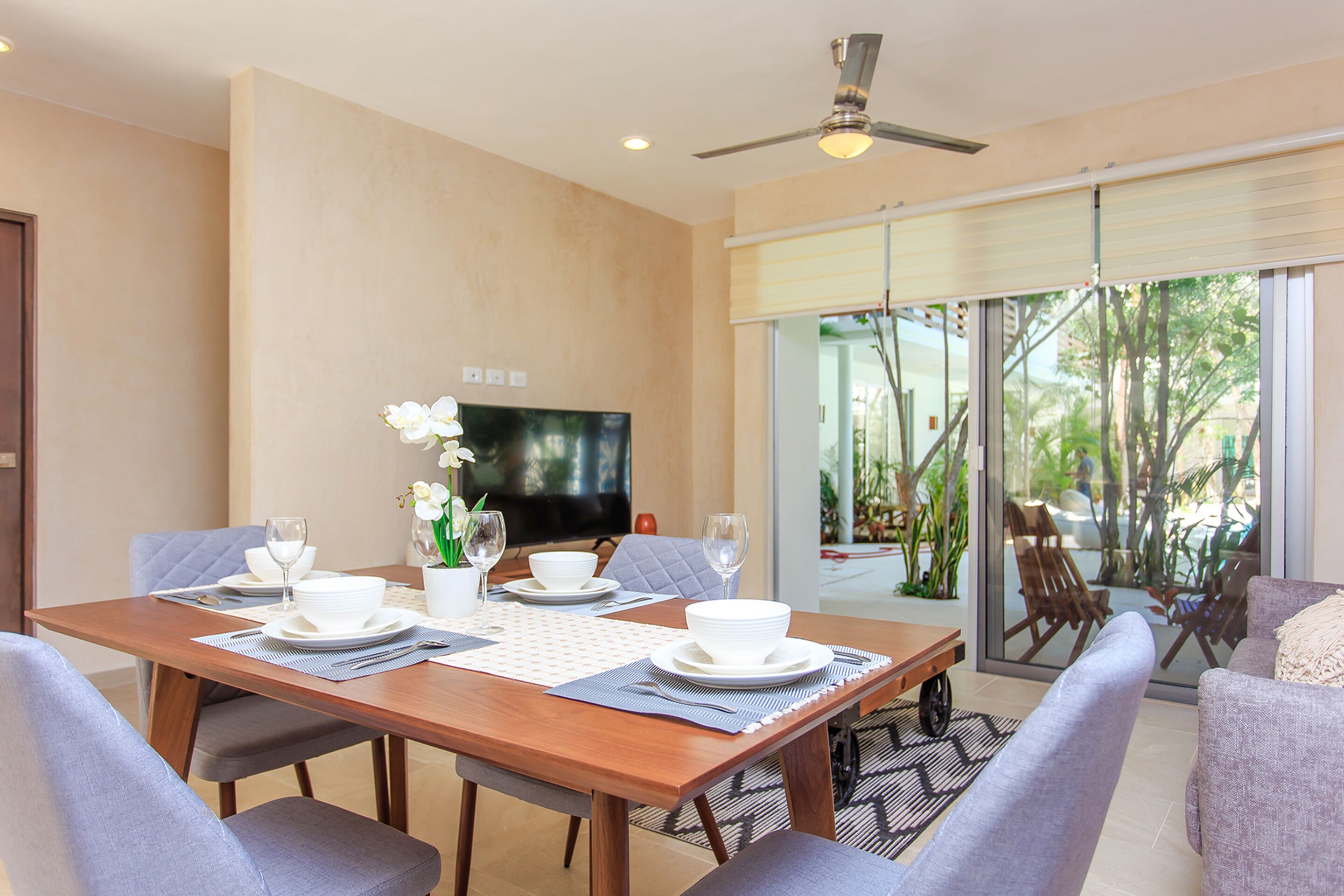 Apartamento Comfort, 1 cama king-size e sofá-cama, piscina privativa, vista para o jardim | Sala de jantar