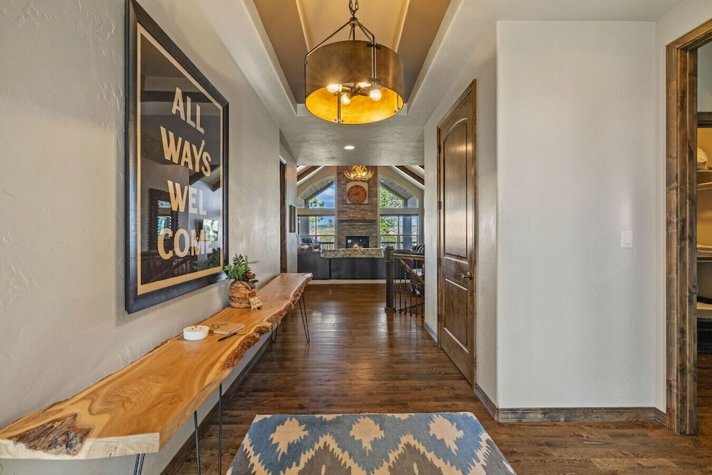 Bobcat Lodge · ✔︎ Sleeps 25+⎜movie Room⎜garage⎜hot Tub, Chef Kitc - Colorado