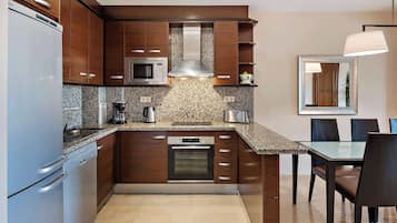 Suíte premium, 2 quartos, banheira de imersão (Plus) | 2 quartos, cofres nos quartos, individualmente decorados, escrivaninha